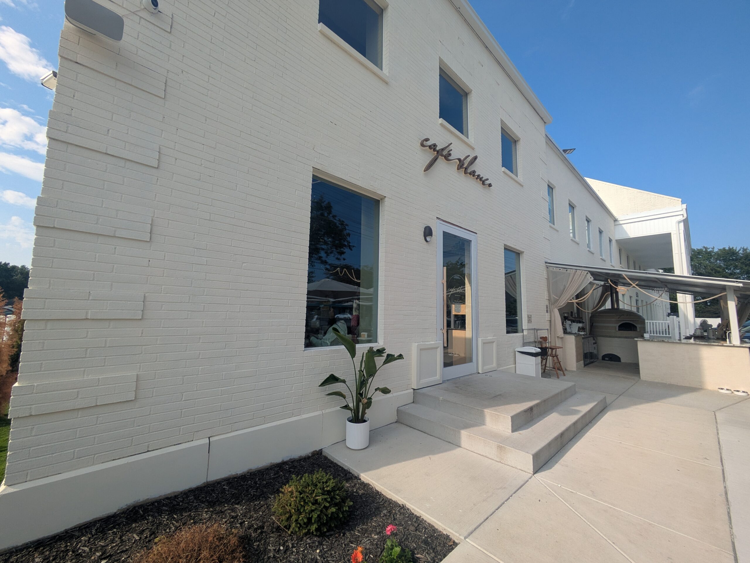 Cafe Blanc - Cleveland Press